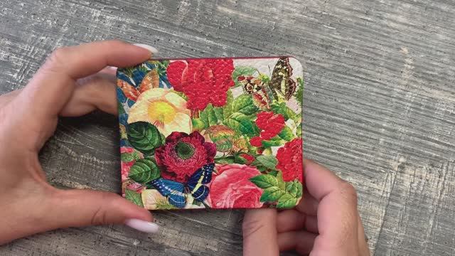 Яркий красный кард-холдер с цветочным принтом, для карт и купюр.