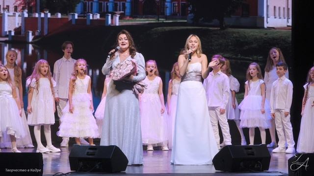 "Россия" исполняет хор