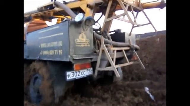 Бурение скважины в котловане будущего дома