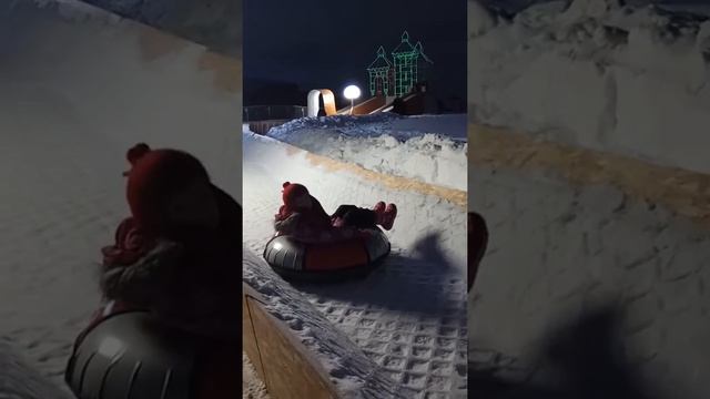 В Парке Победы катание с горки Даша