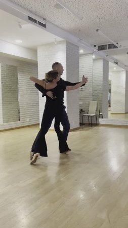С ученицей вспоминаем бальные танцы.