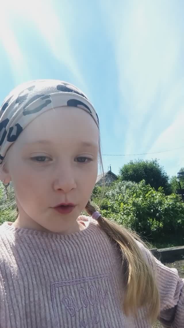 влог Дельфинчик собирает крапиву