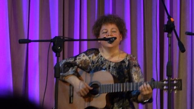 Людмила Катерисова - "Мой друг рисует горы" ст.и муз. Ады Якушевой