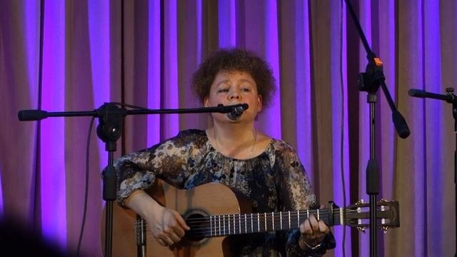 Людмила Катерисова - "Город" (Ветер листья по асфальту кружит...) ст.и муз. Ады Якушевой