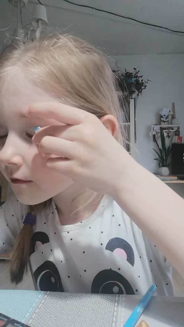 Света делает себе макияж