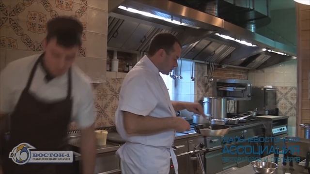 Соте из лука порея с паровым чёрным макрурусом.