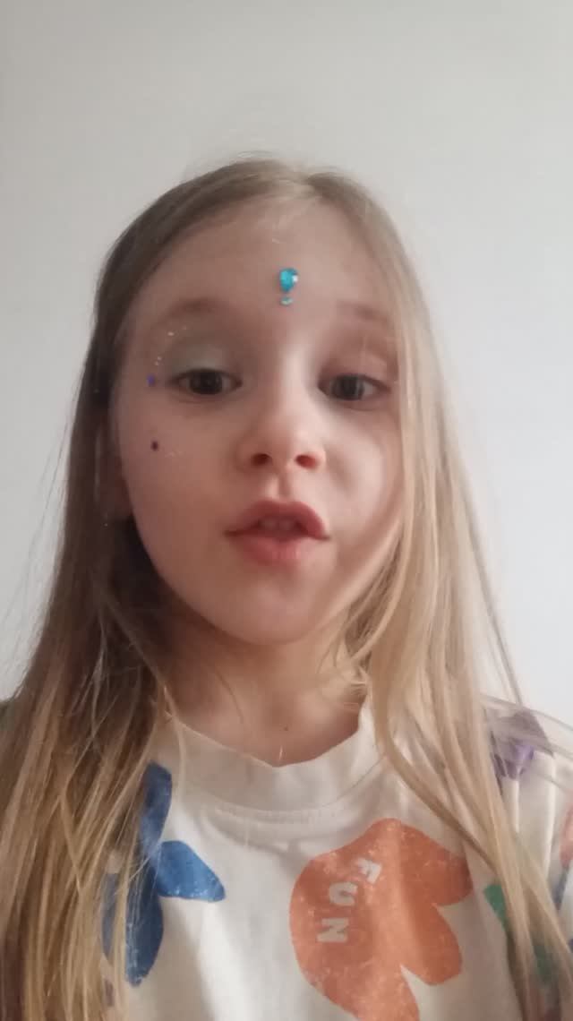 Света показывает кошку и её скромный скарб