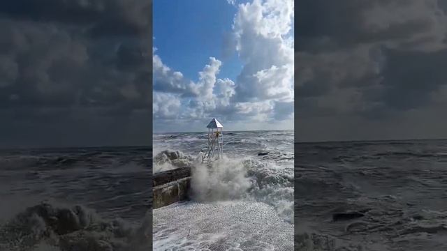 В городе шумно, тесно - труп спрятать некуда. А у моря жить здорово.....