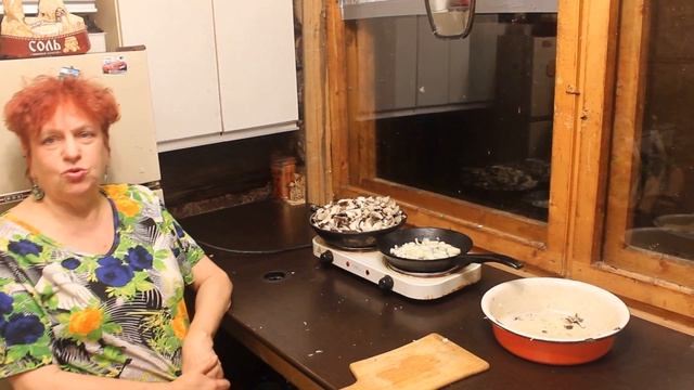 Гигрофор чёрный в лесу и на столе.