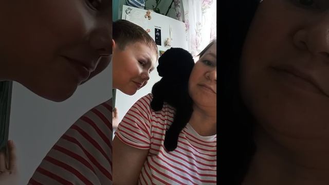 Кошка Милка благословляет