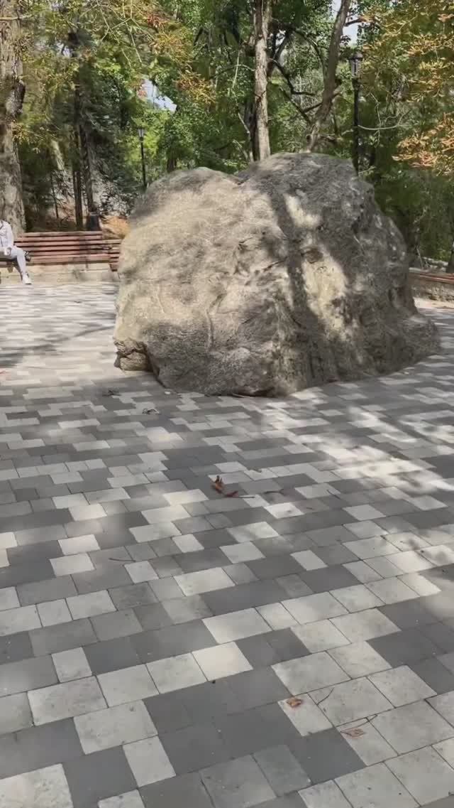 Камень, упавший с горы Железной в Железноводске.