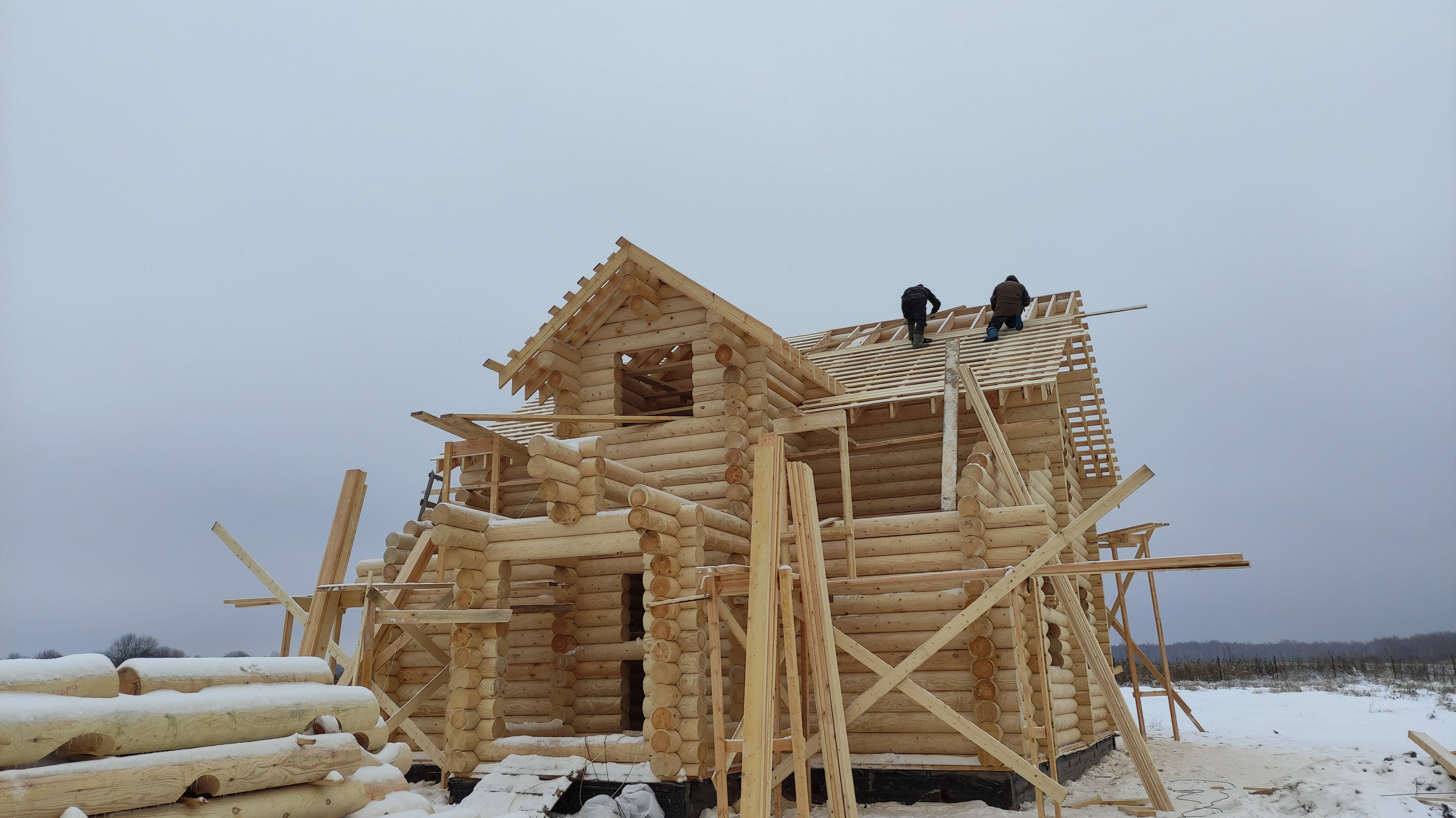 Дом из оцилиндрованного бревна диаметром 28 см