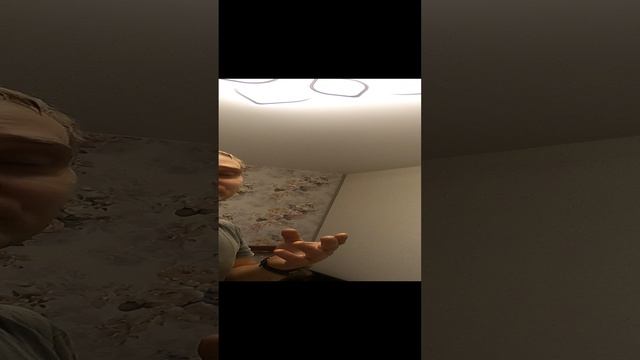 Классический, но красивый натяжной потолок в спальне