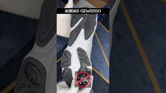 Кроссовки Adidas Ozweego белые