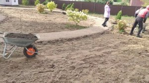 Набивные дорожки через месяц эксплуатации, монтаж пластикового бордюра, посевной газон
