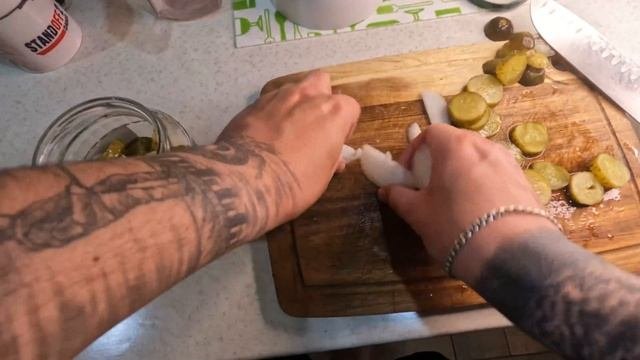 Рецепт закуски из соленых огурцов на рыбалку за 5 минут. Огурцы в кетчупе