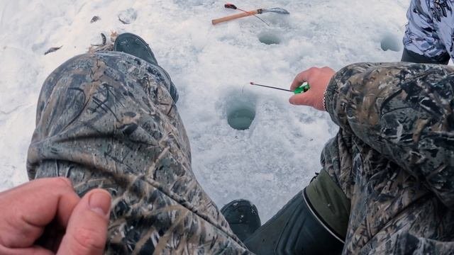 Рыбалка на 23 февраля. Зимняя рыбалка в Балашихе. Ловим окуня на карьере зимой.