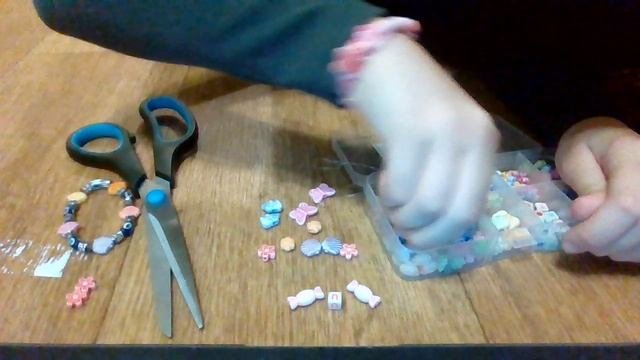 Как сделать браслеты из бусин с таким набором. 
Рассказываем подробную инструкцию.  :)