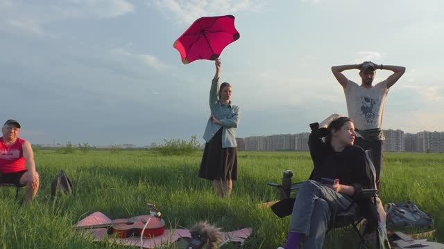 Музыканты-любители поют песни в полях - 4