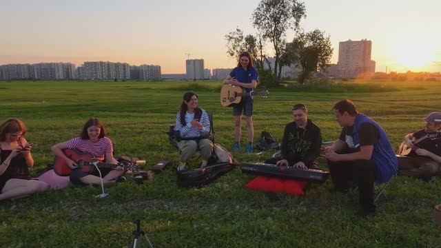 Музыканты-любители поют песни в полях - 6