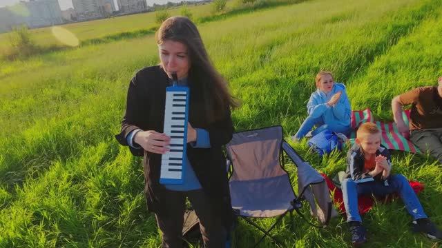 Музыканты-любители поют песни в полях - 3