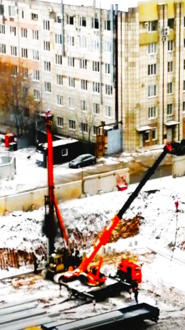 СТРОЙКА. КРАН РАЗГРУЖАЕТ. КОПЁР ЗАБИВАЕТ.