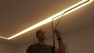 Подробно, как установить световую линию в натяжной потолок и скрытый карниз по окну. Лента в линию