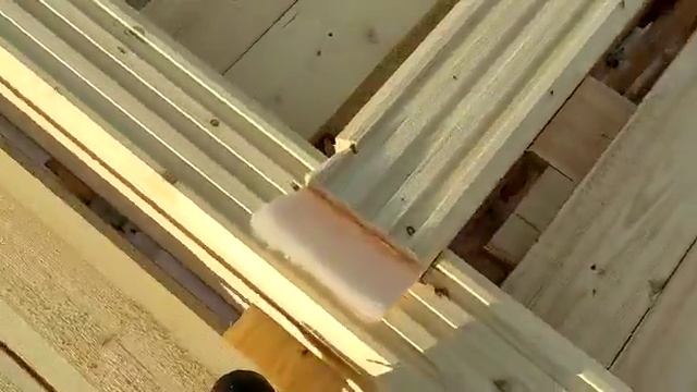 Проверка прорабом угловых соединений и перерубов в доме