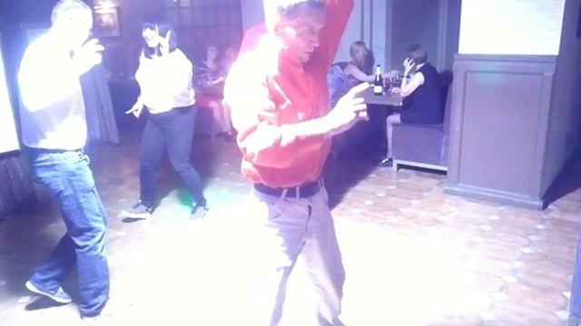 Мужик ЖГЕТ !!! Мега танцор! Чтоб мы так танцевали!!!