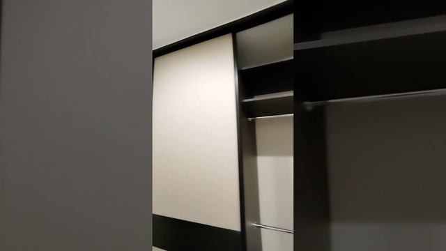 Трехстворчатый шкаф купе с электро щитками в боковине