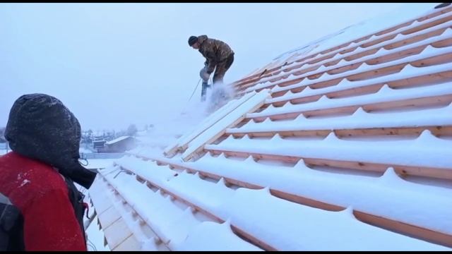 Кровельные работы зимою. Убираем снег с обрешетки перед монтажом черепицы