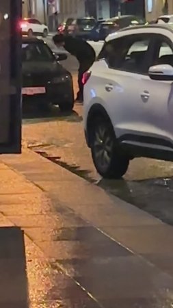 Какой-то глупец приехал на бмв и врубил громко музыку, но нашелся хороший человек и расхерачил бмв