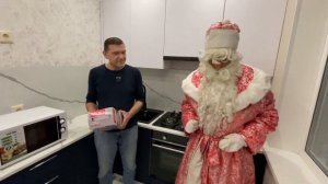 Дед Мороз пришел в гости с подарками