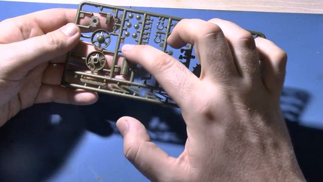 Обзор, что в коробке Советский тяжелый танк КВ-1 1940 г. с пушкой Л-11 (Звезда, 1:35)