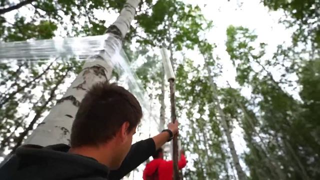 ПОСТРОИЛИ ПРОЗРАЧНЫЙ ДОМИК НА ДЕРЕВЕ (1080p)