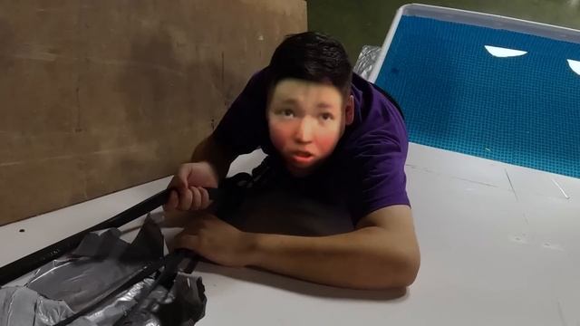 НАКЛОНЯЮЩИЙСЯ ПОЛ! КТО ПОСЛЕДНИЙ УПАДЕТ в БАССЕЙН__Full-HD_60fps