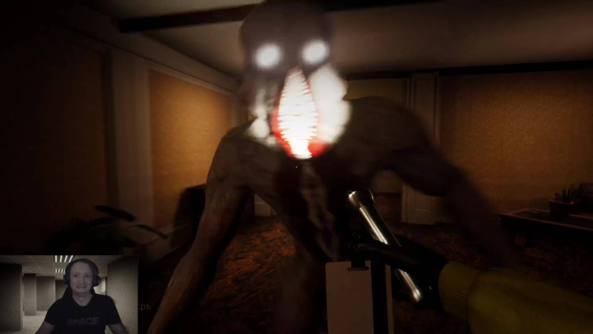 Escape the Backrooms изучаем новые комнаты.