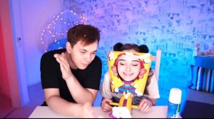 ПИРОГ В ЛИЦО ЧЕЛЛЕНДЖ 😂 PIE FACE CHALLENGE 😂 ТОРТ В ЛИЦО ЧЕЛЕНДЖ 😂САМАЯ УГАРНАЯ НАСТОЛЬНАЯ ИГРА.mp4