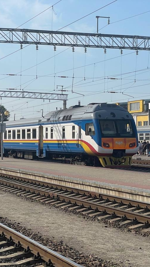 ДР1Б-1051 отправляется со станции Гомель.
