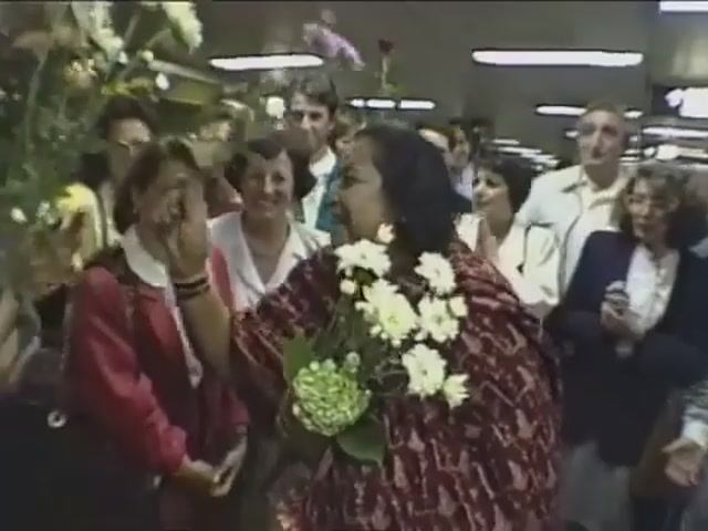 15-1990-0611 Прибытие Шри Матаджи в аэропорт. Милан, Италия.