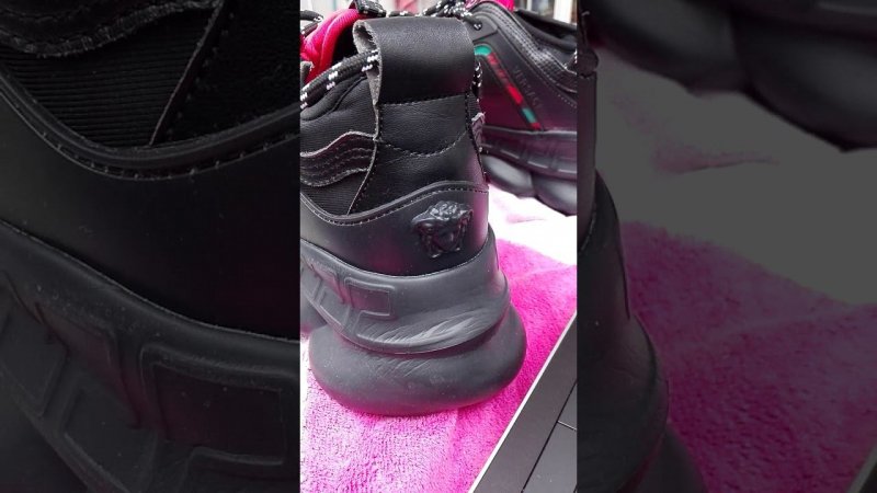 Sneakers Versace chain reaction.