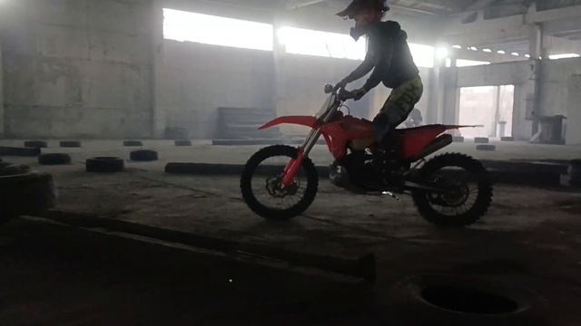 Суббота, тренировка в Enduro-парке, двигающиеся бревна..