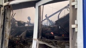 На месте пожара в ТЦ Гвоздь проливают здание