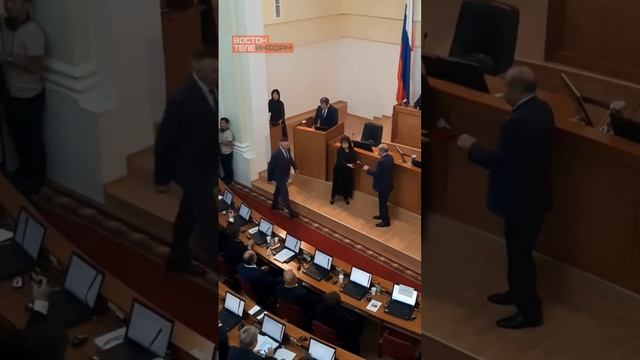 Депутатам нового, седьмого, Народного Хурала вручили нагрудные знаки