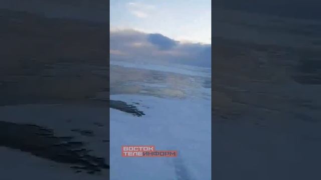 На Байкале крупная трещина в месте рыбной ловли