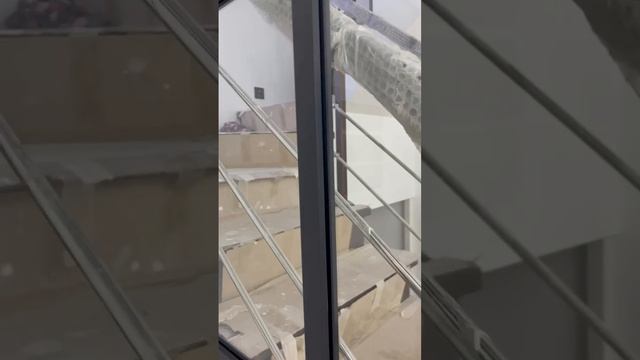В данном случае, на первом этаже мы разграничили прихожую зону и жилую при помощи перегородки «ЛОФТ»