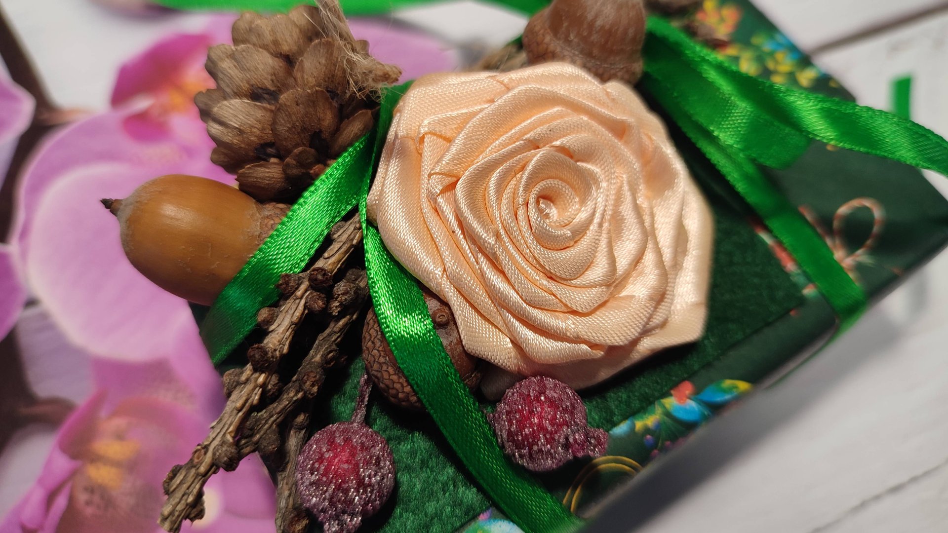 Украшение подарка с розой канзаши. Часть 2: сборка украшения. Мастер-класс.