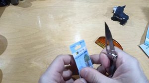 Щеточка для очищения одежды от катышков + Иглы для удаления зацепок.