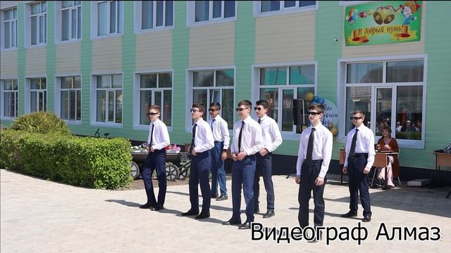 Танец парней выпускной