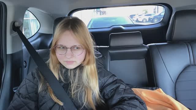 ВЛОГ Алиса снова ходит на ПЛАВАНЬЕ / Выбираем купальник и шапочку для плаванья !